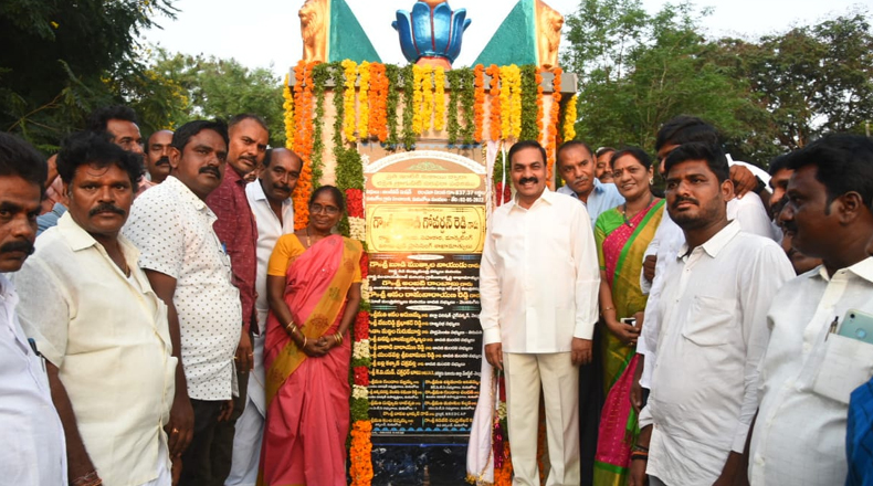 మీ రుణం తీర్చుకుంటా : మనుబోలులో మంత్రి కాకాణి వెల్లడి - CLOCK OF NELLORE