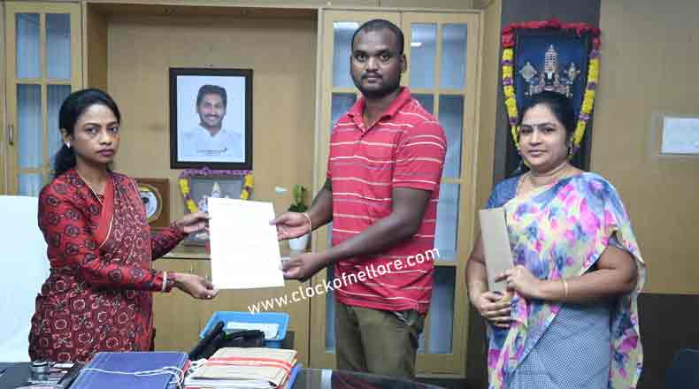 హెల్త్ వర్కర్ కు మేస్త్రీగా పదోన్నతి : ఉత్తర్వులు అందజేసిన కమిషనర్ హరిత ...