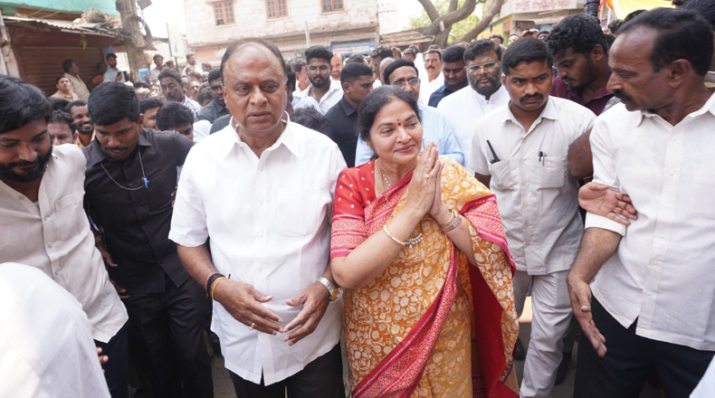 నామినేషన్ దాఖలు చేసిన వేమిరెడ్డి ప్రశాంతి రెడ్డి : కొద్దిసేపు ఉద్రిక్త ...